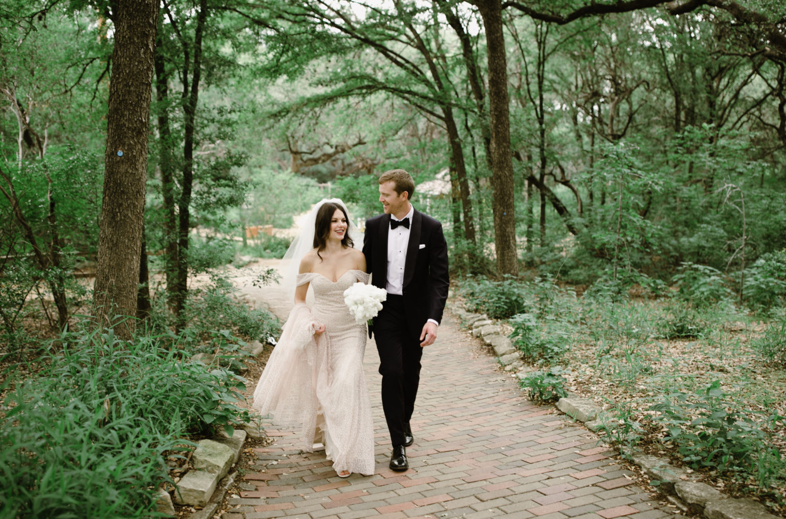 Downtown Austin Wedding at Justine’s Secret House - ambervickery.com