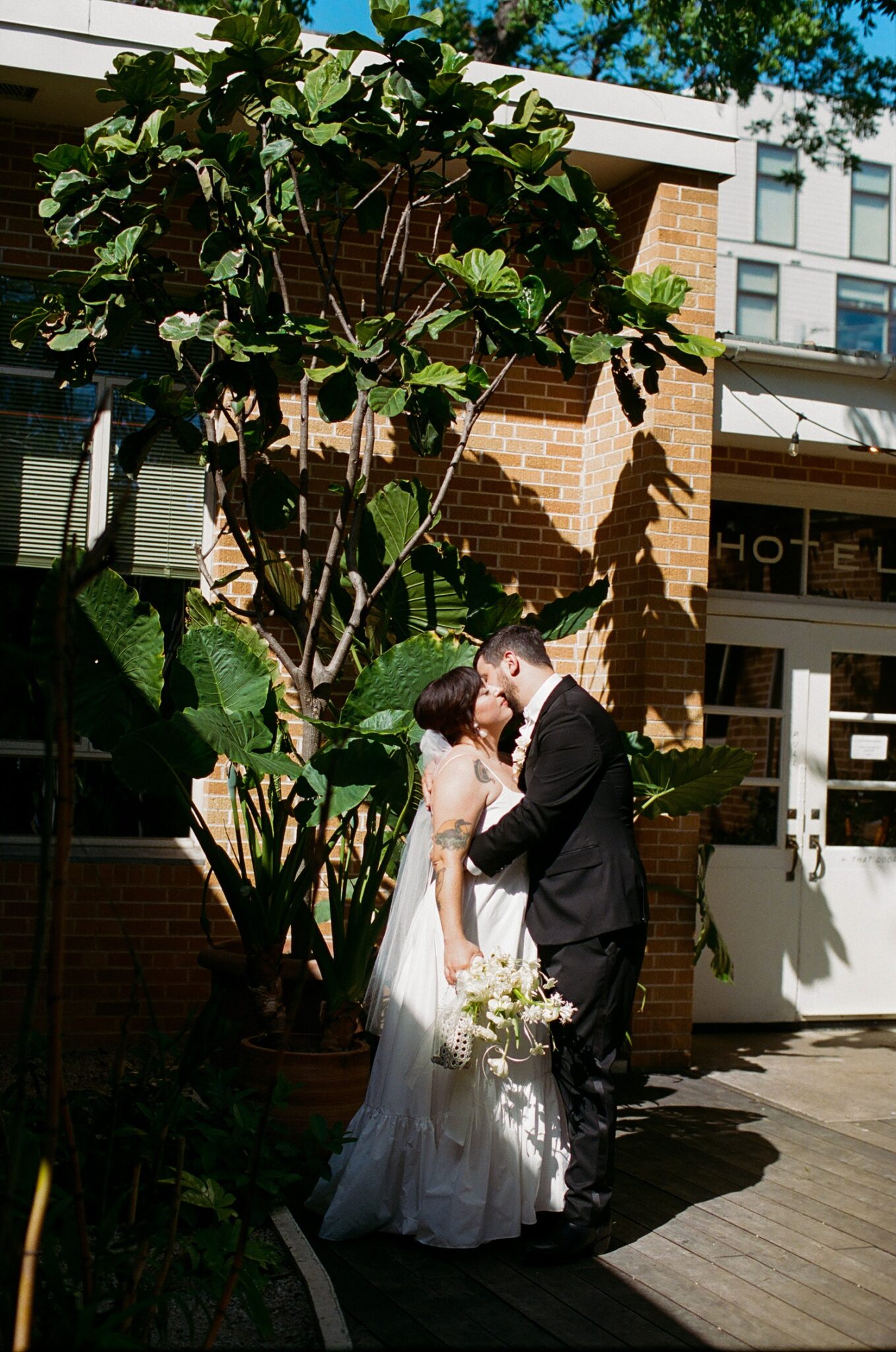 Austin Wedding at UMLAUF Sculpture Garden - ambervickery.com