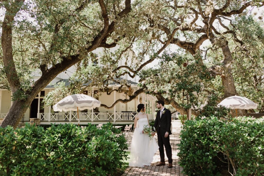 Laidback Outdoor Wedding at Mattie's Austin - ambervickery.com