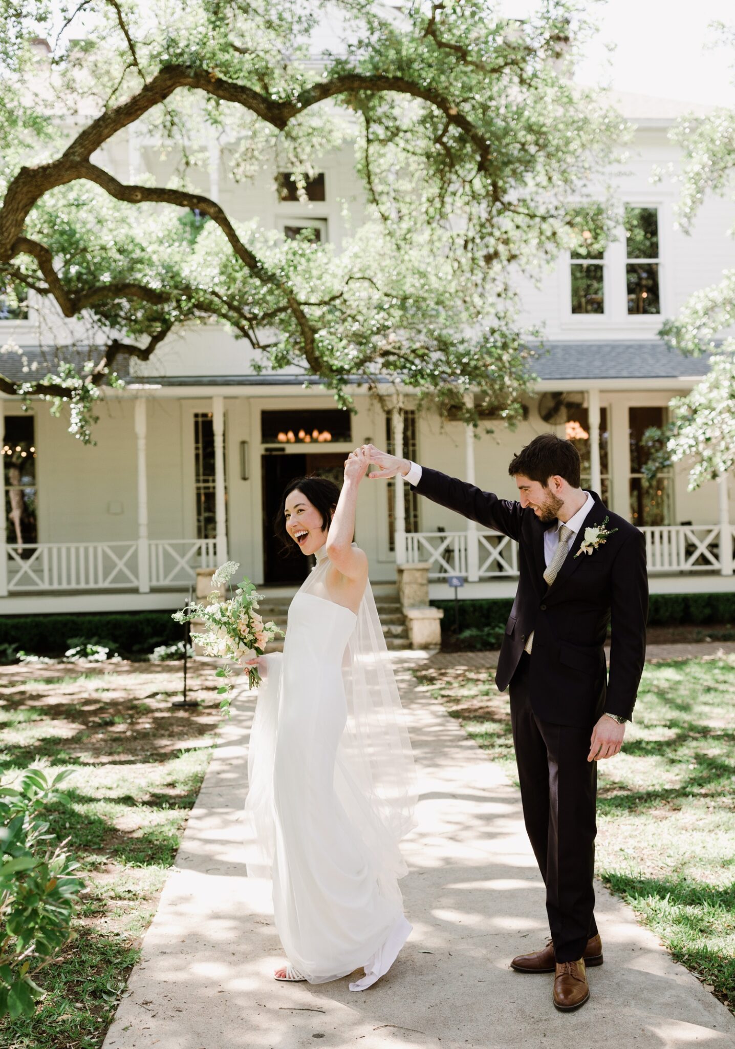 Laidback Outdoor Wedding at Mattie's Austin - ambervickery.com