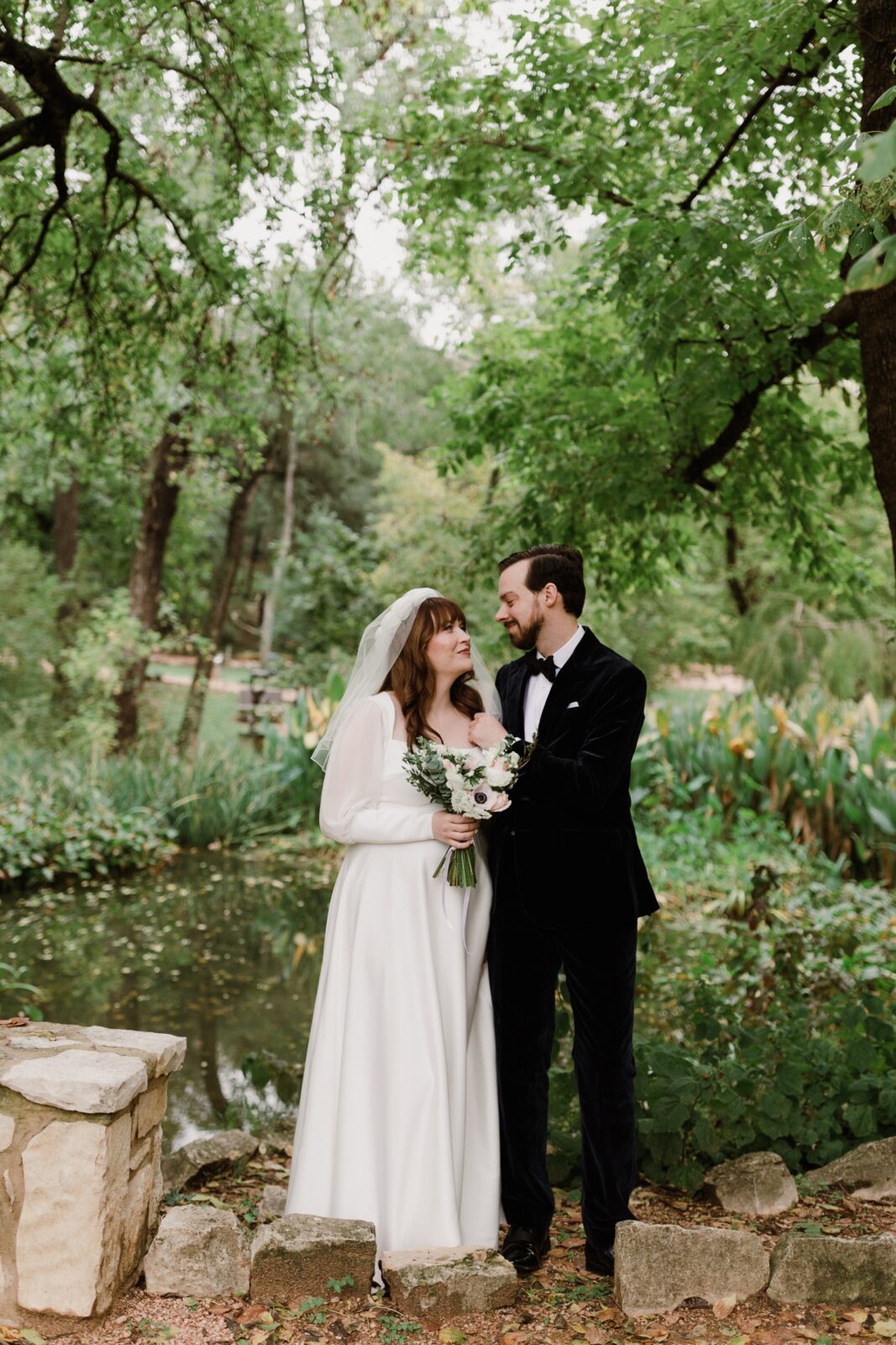 Intimate UMLAUF Sculpture Garden Wedding - ambervickery.com