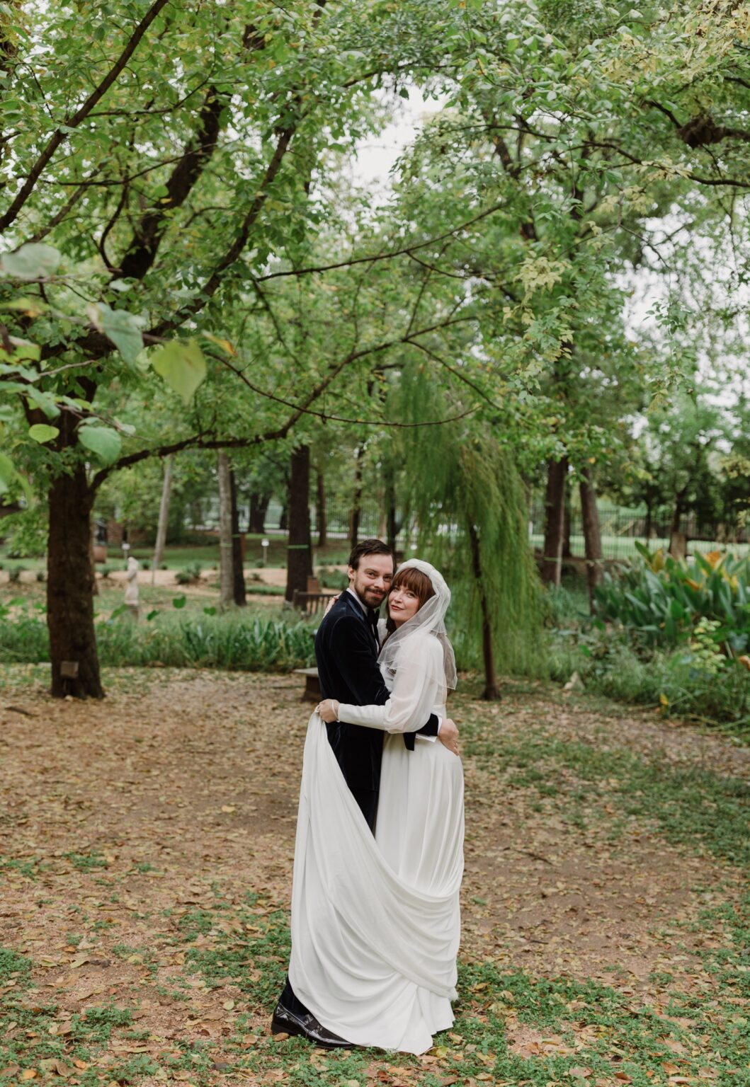 Intimate UMLAUF Sculpture Garden Wedding - ambervickery.com