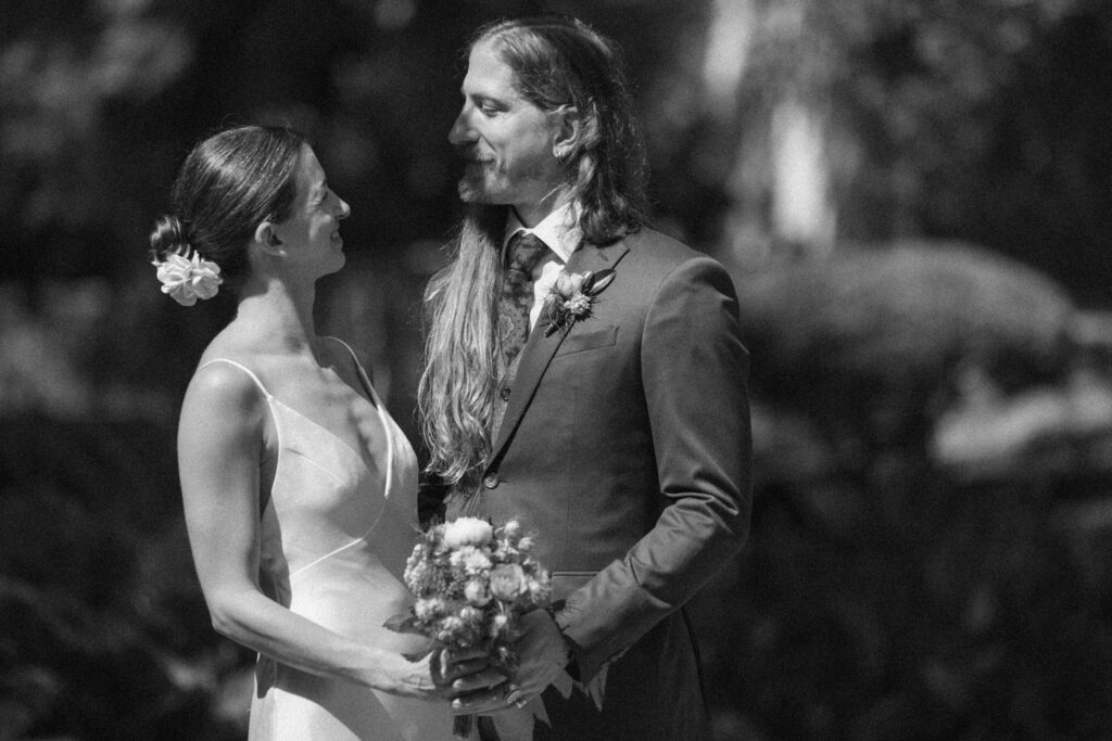 Intimate Outdoor Wedding at the UMLAUF Sculpture Garden - ambervickery.com